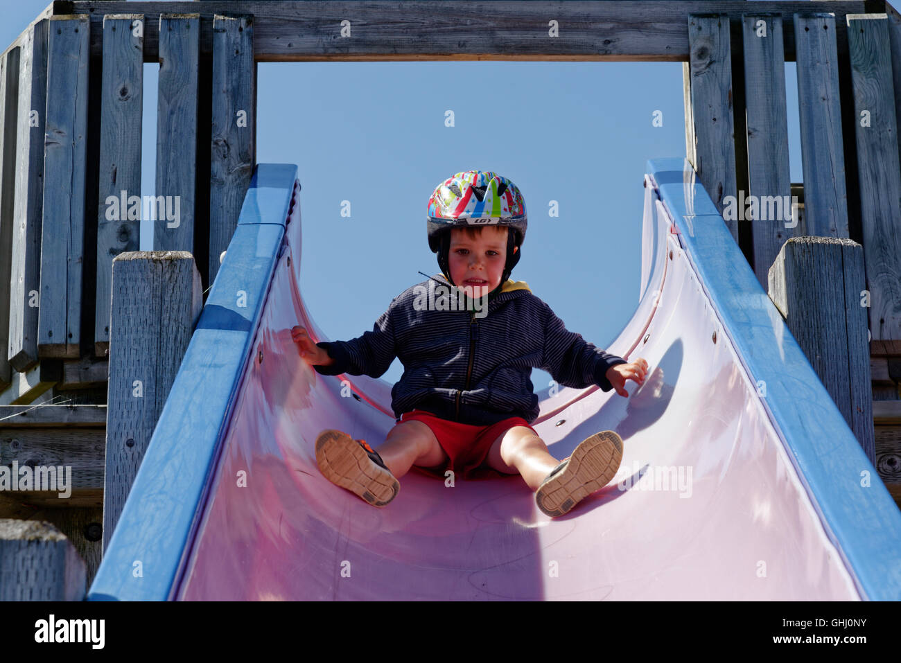 Child looking scared hi-res stock photography and images - Alamy
