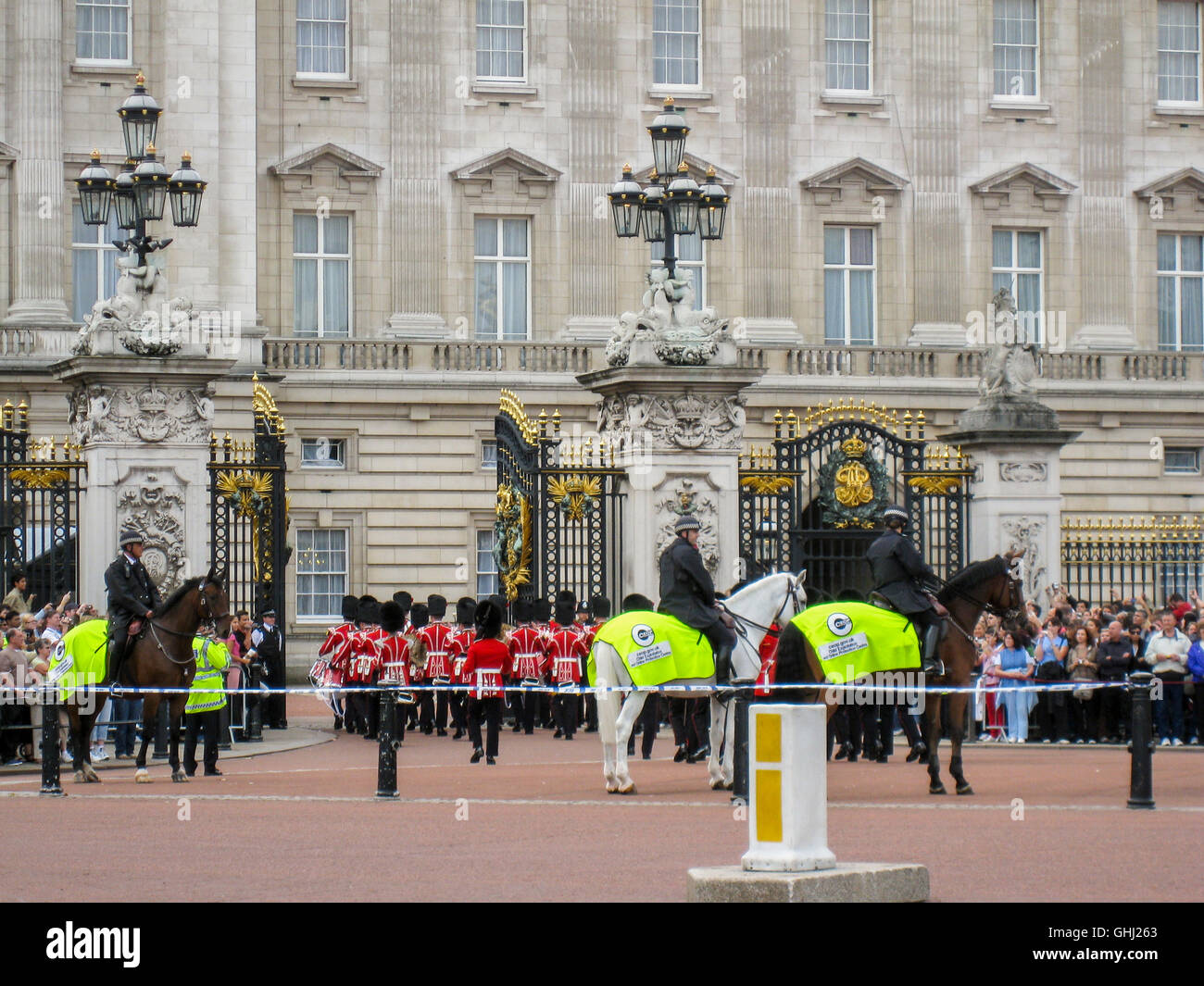 Change guard gate red march hi-res stock photography and images - Alamy