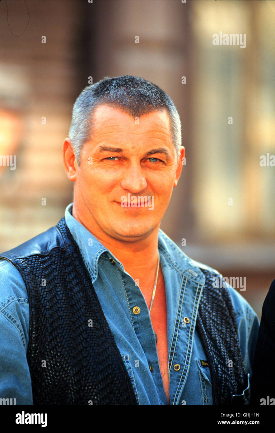 Im Abstand von 2 Jahren stürzen 2 Passagiermaschinen einer privaten ...