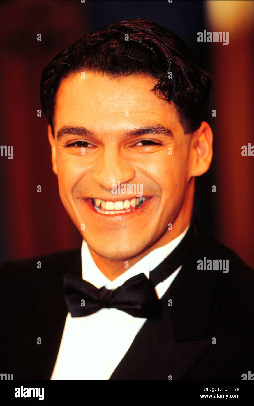 Ein Blick aus seinen Glutaugen bringt jede Frau zum Schmelzen. Ein Wort ...