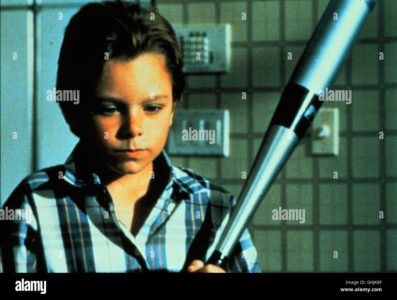 Als die Trentons den lieben Waisenjungen Mikey adoptieren, ahnen sie ...