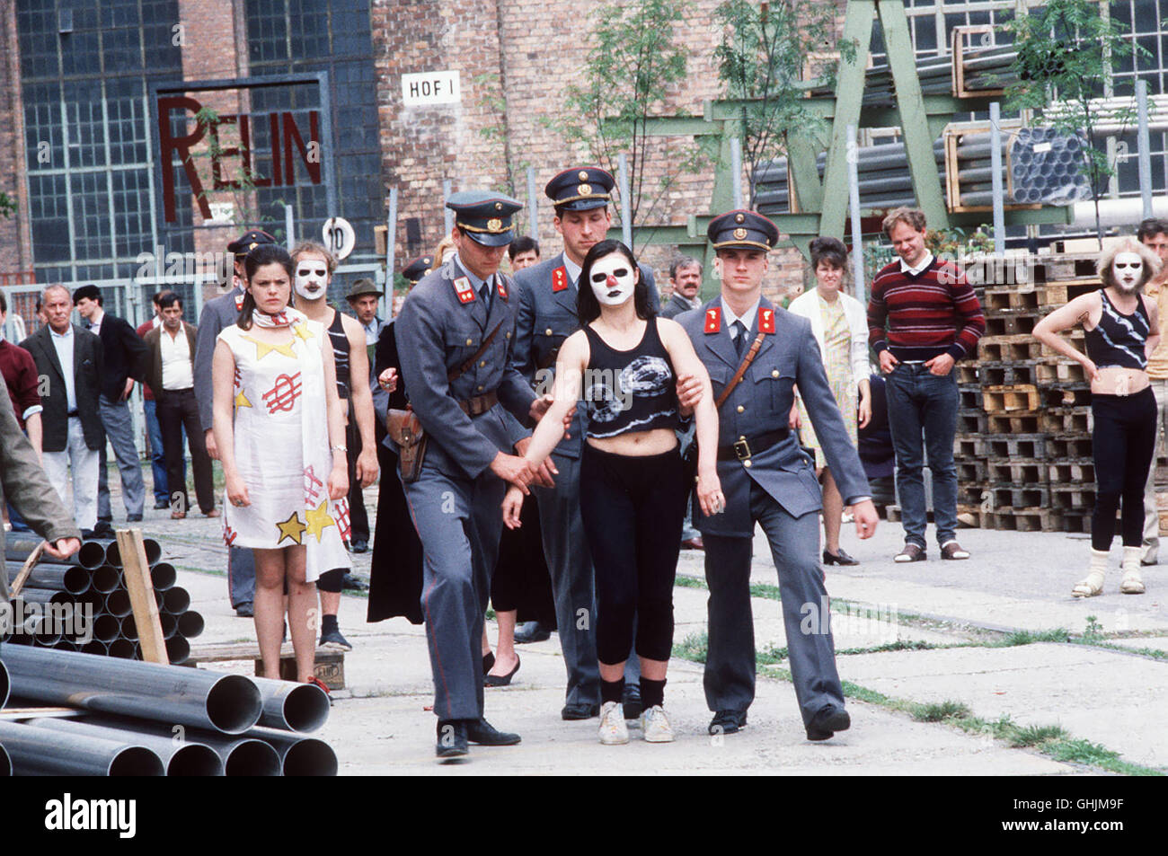 Marlene arbeitet Ende der 60er Jahre als Barpianistin in einem ...