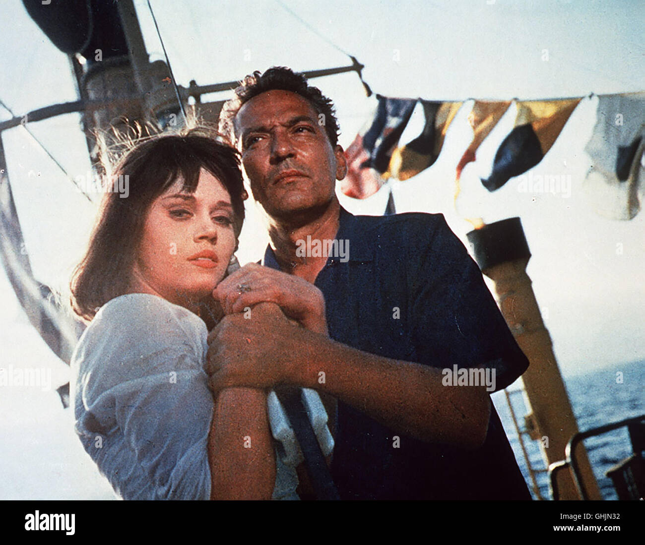 Als er versucht, die scheiternde Ehe seines Freundes zu retten, erliegt ...