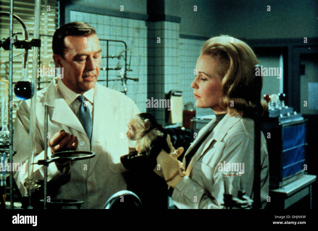 Der besessene Arzt Dr. Xavier (RAY MILLAND) entwickelt ein Serum, das ...