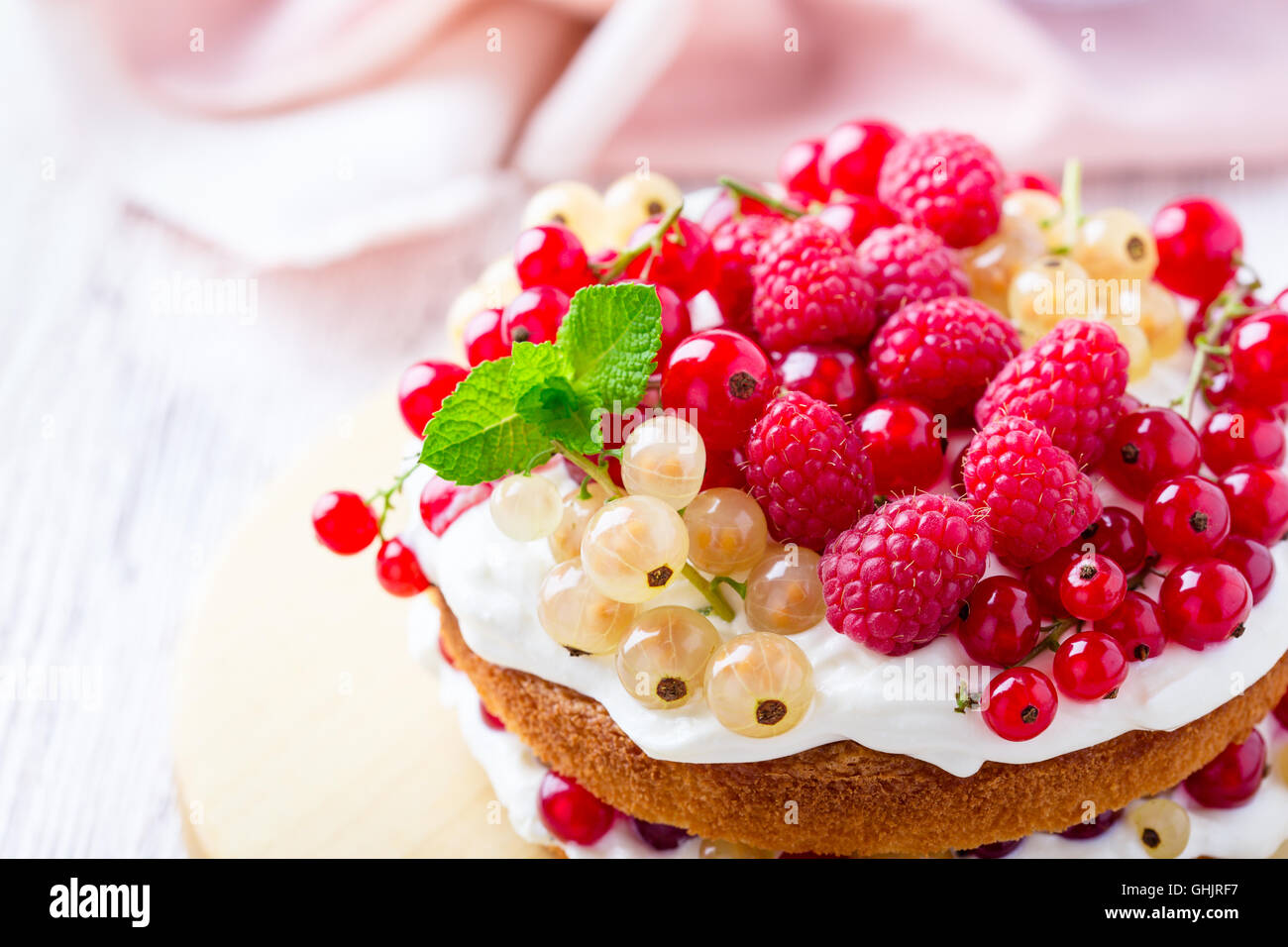 Sponge layer cake hi-res stock photography and images - Alamy