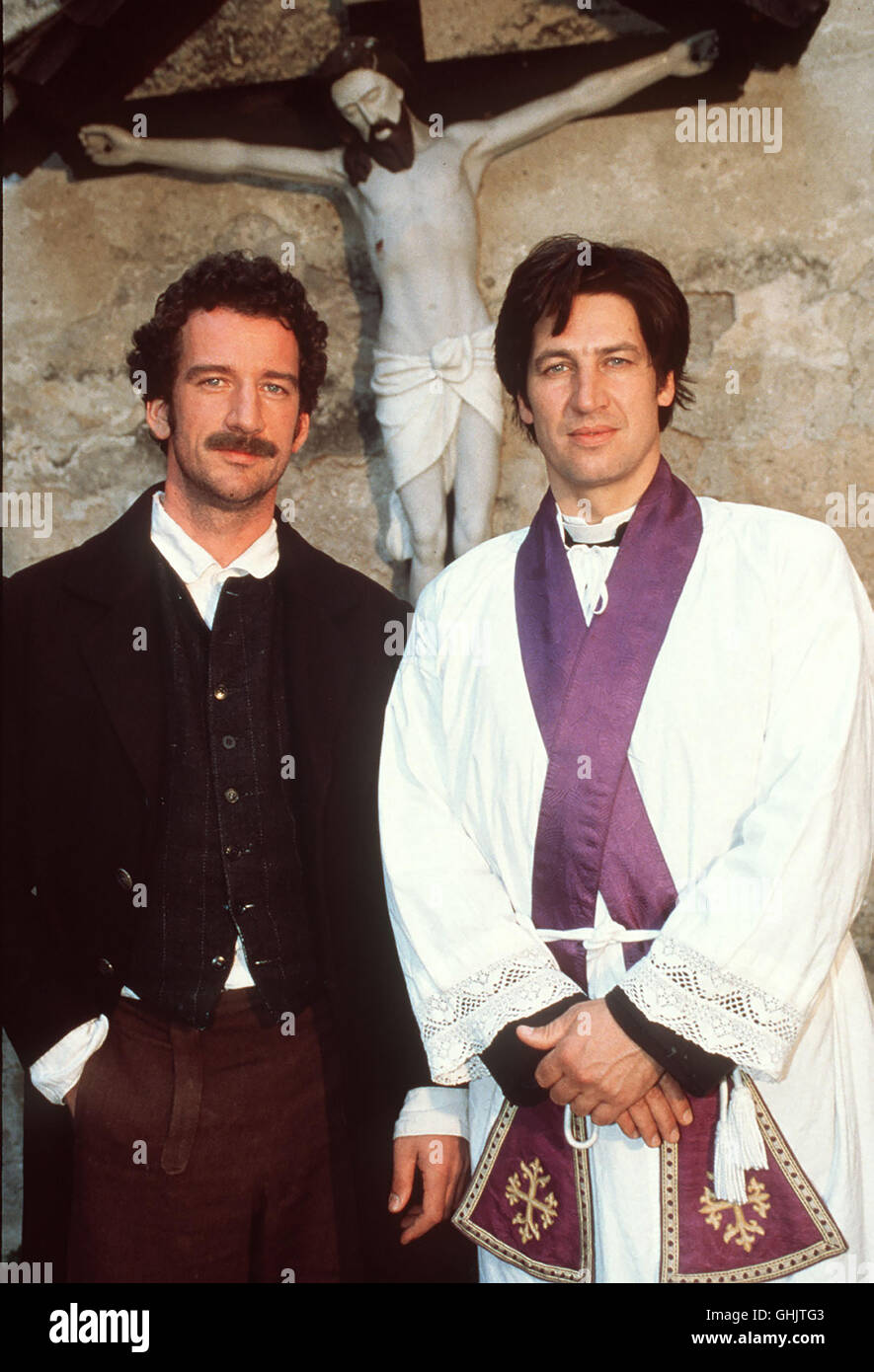 Joseph Mohr (TOBIAS MORETTI, r.) und sein Ver-bündeter Franz Gruber ...