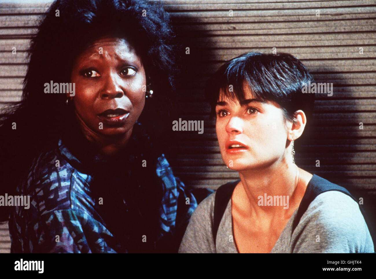 Mit Hilfe des Mediums Oda Mae Brown (WHOOPI GOLDBERG, l.) hat Molly ...