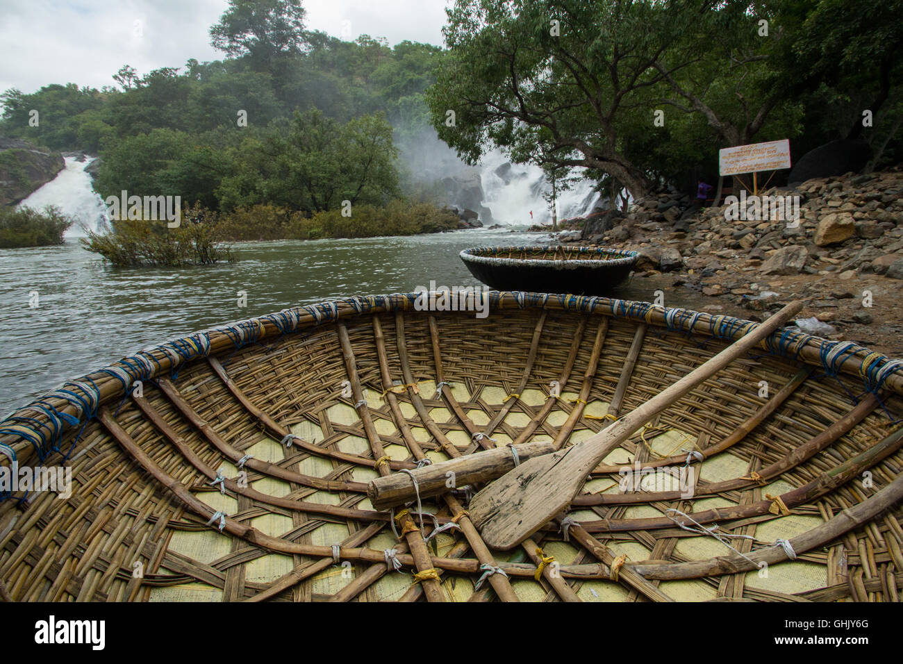 Coracles hi-res stock photography and images - Alamy