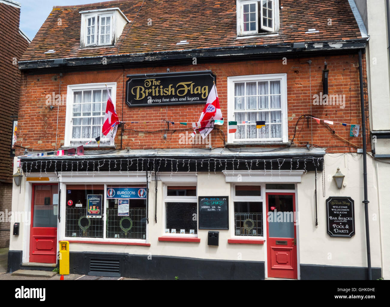 English pub front hi-res stock photography and images - Alamy