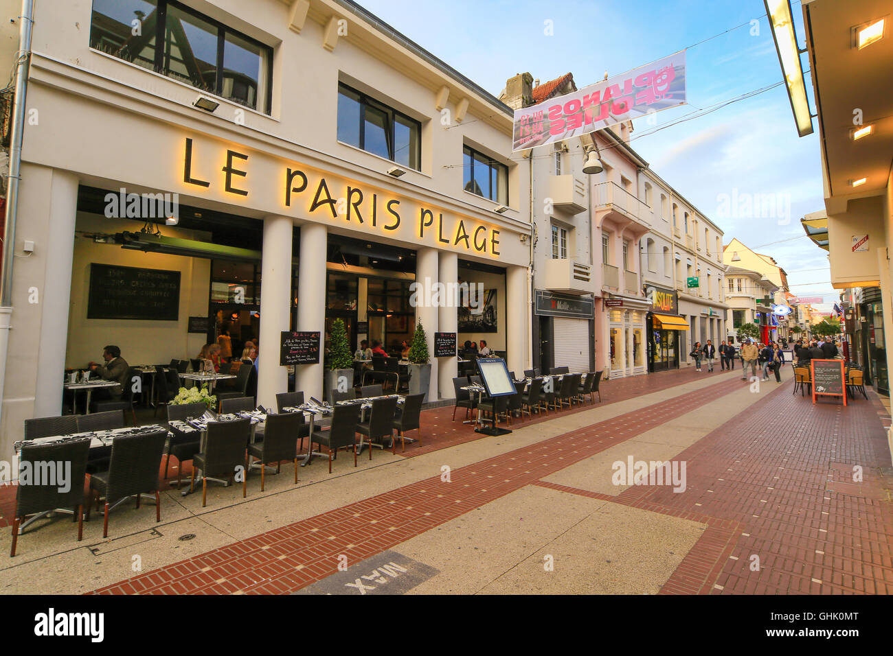 French High Street cafe brasserie Stock Photo - Alamy