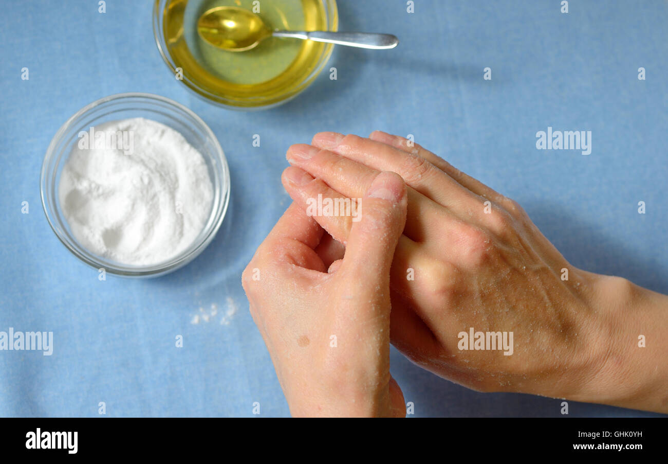 Cleening skin with baking soda and honey Stock Photo - Alamy