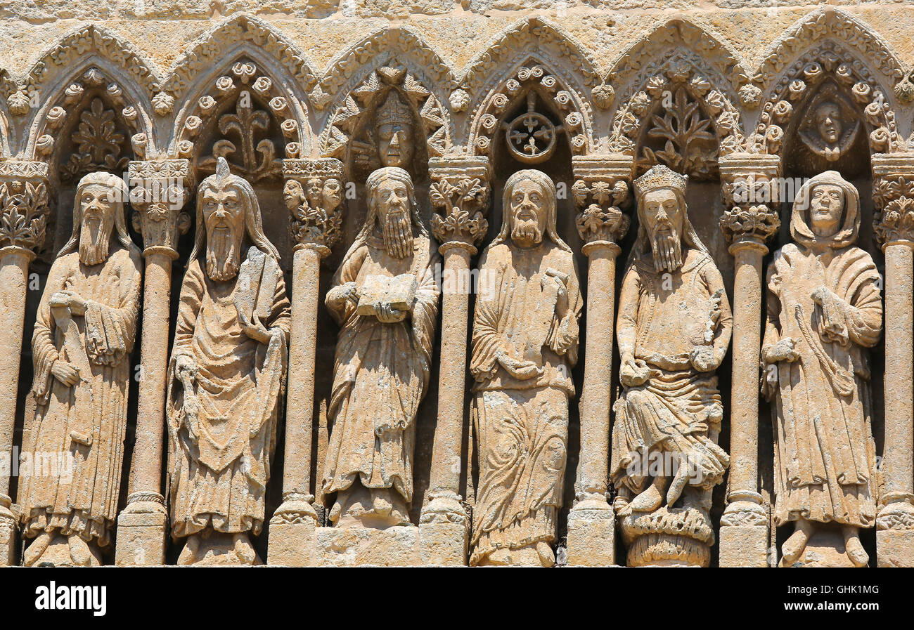 Gothic statues hi-res stock photography and images - Alamy