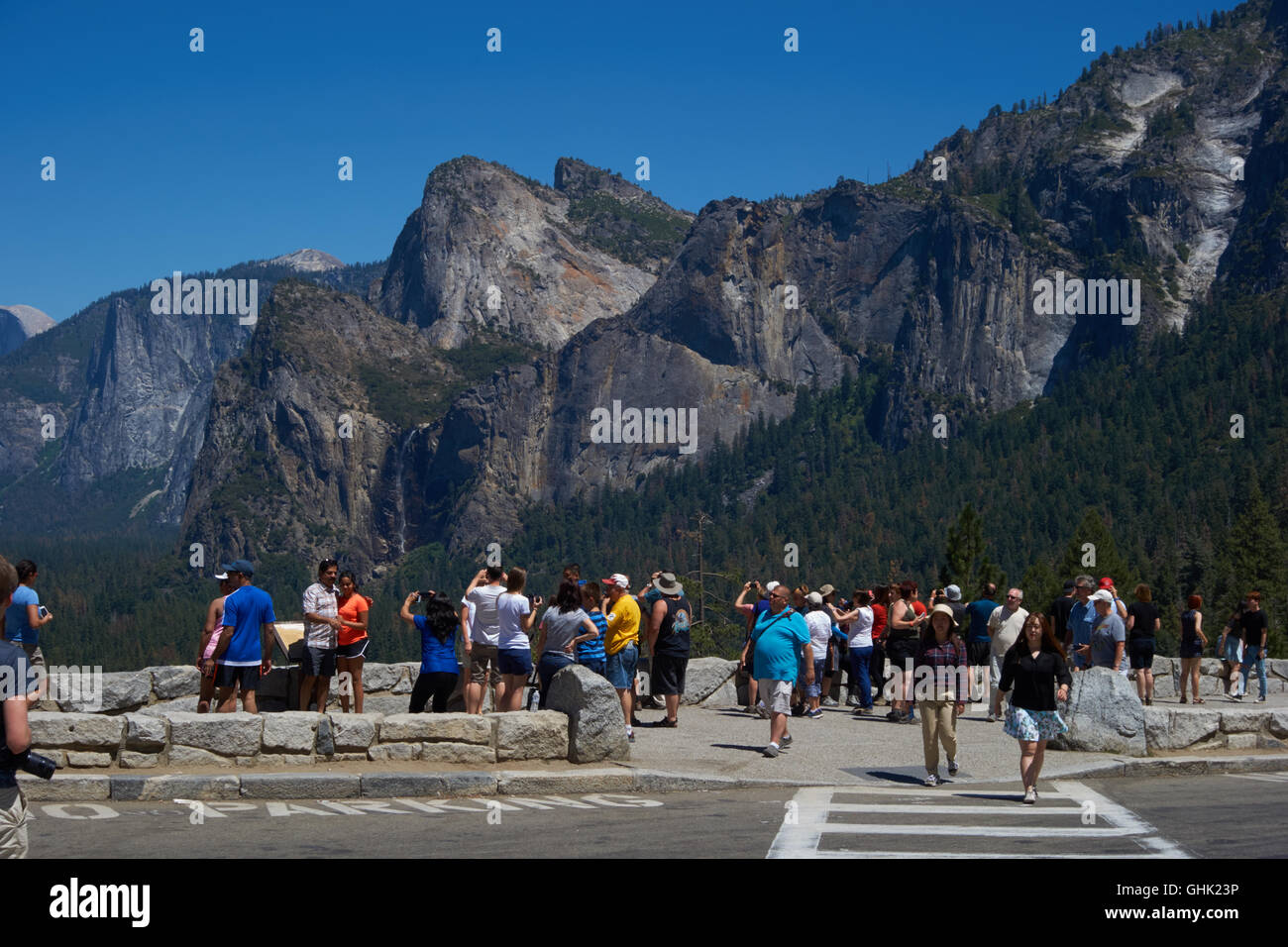 Yosemite national park crowds people hi-res stock photography and ...