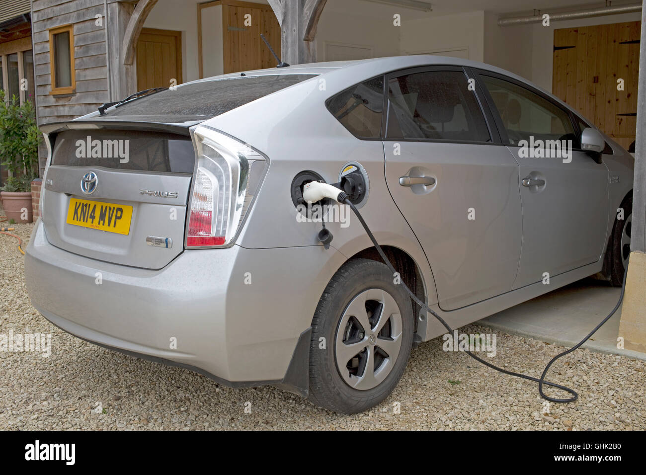 Charging Prius plugin PHEV saloon from solar generated renewable energy ...