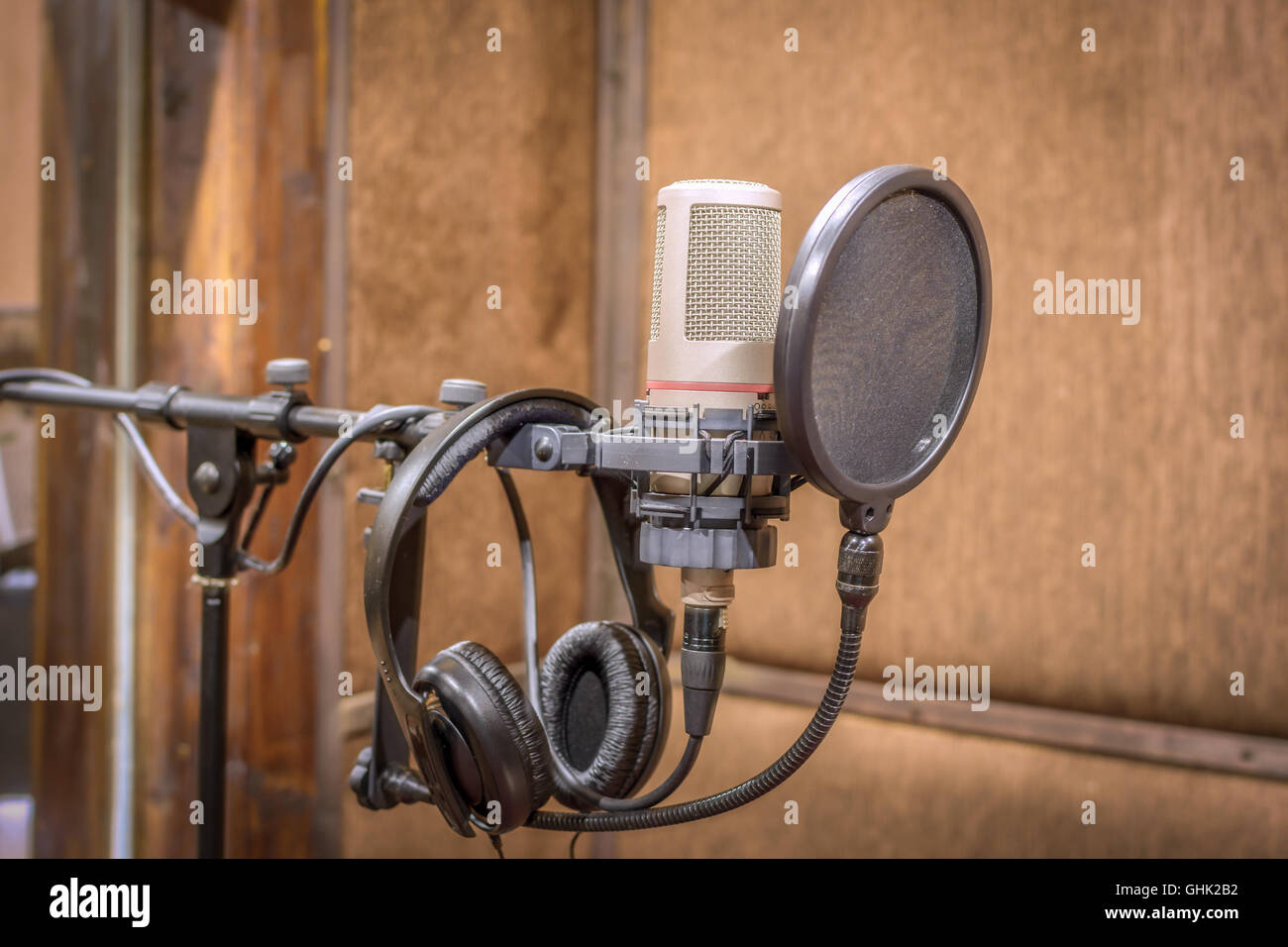 Studio mic hi-res stock photography and images - Alamy