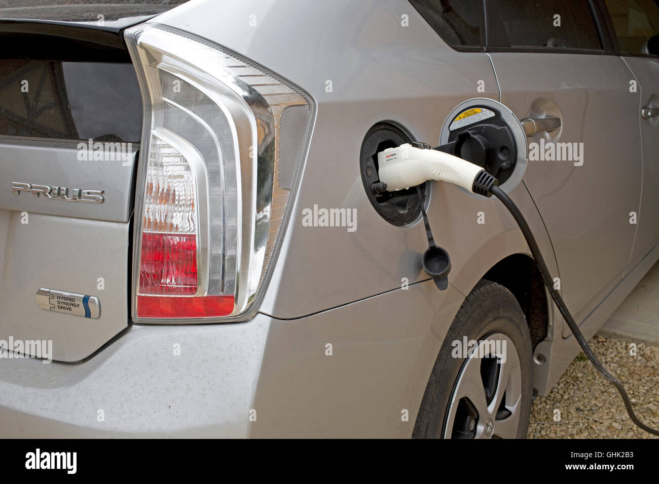 Charging Prius plugin PHEV saloon using solar generated renewable ...