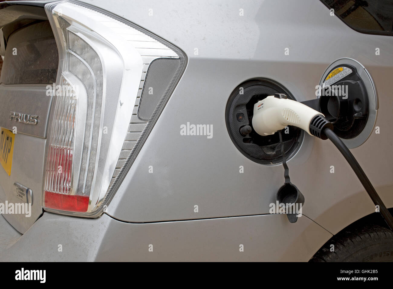 Charging Prius plugin PHEV saloon from solar generated renewable energy ...