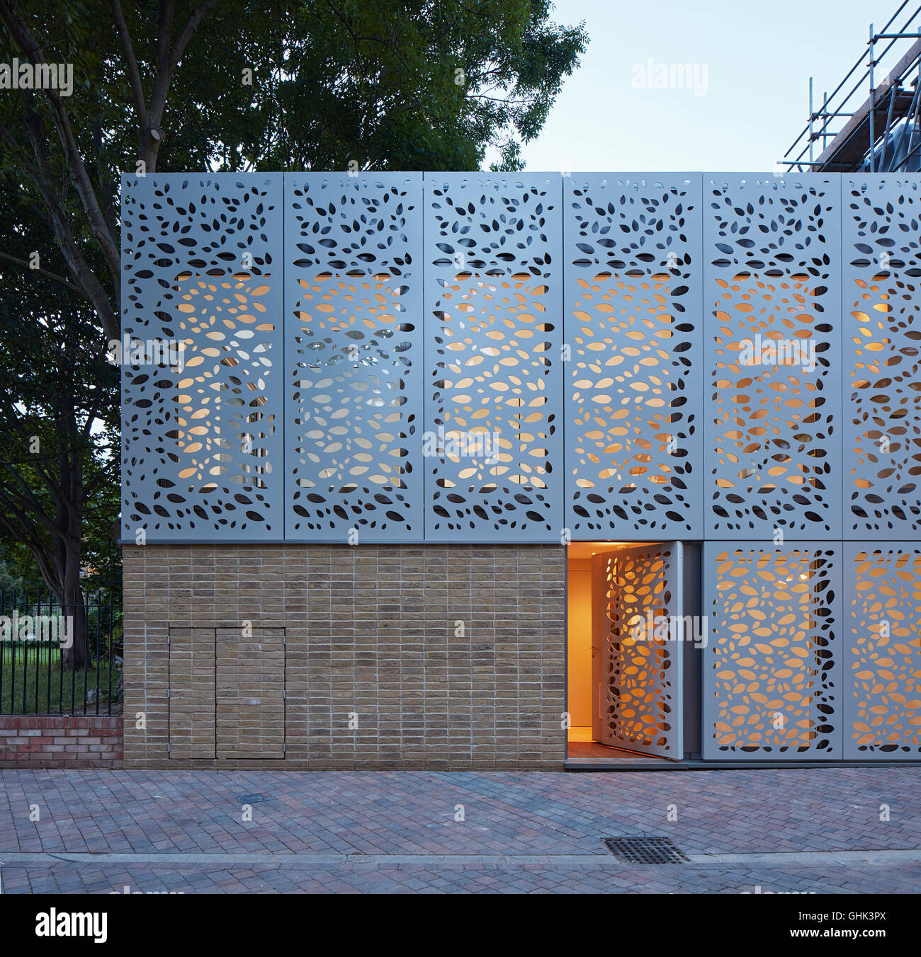 Open entrance door hi-res stock photography and images - Alamy