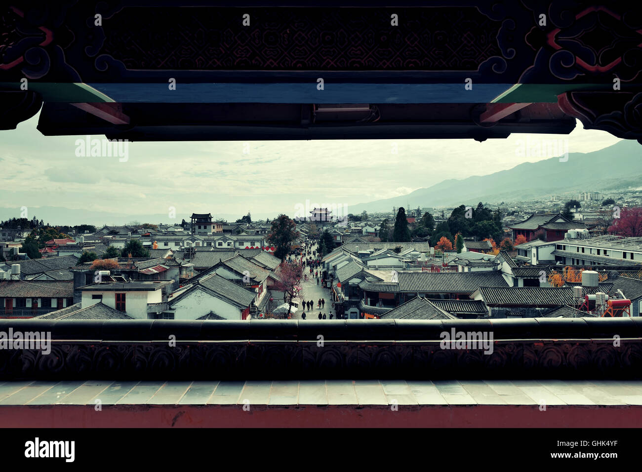 Dali old town rooftop viewed from Wuhua House. Yunnan, China Stock ...