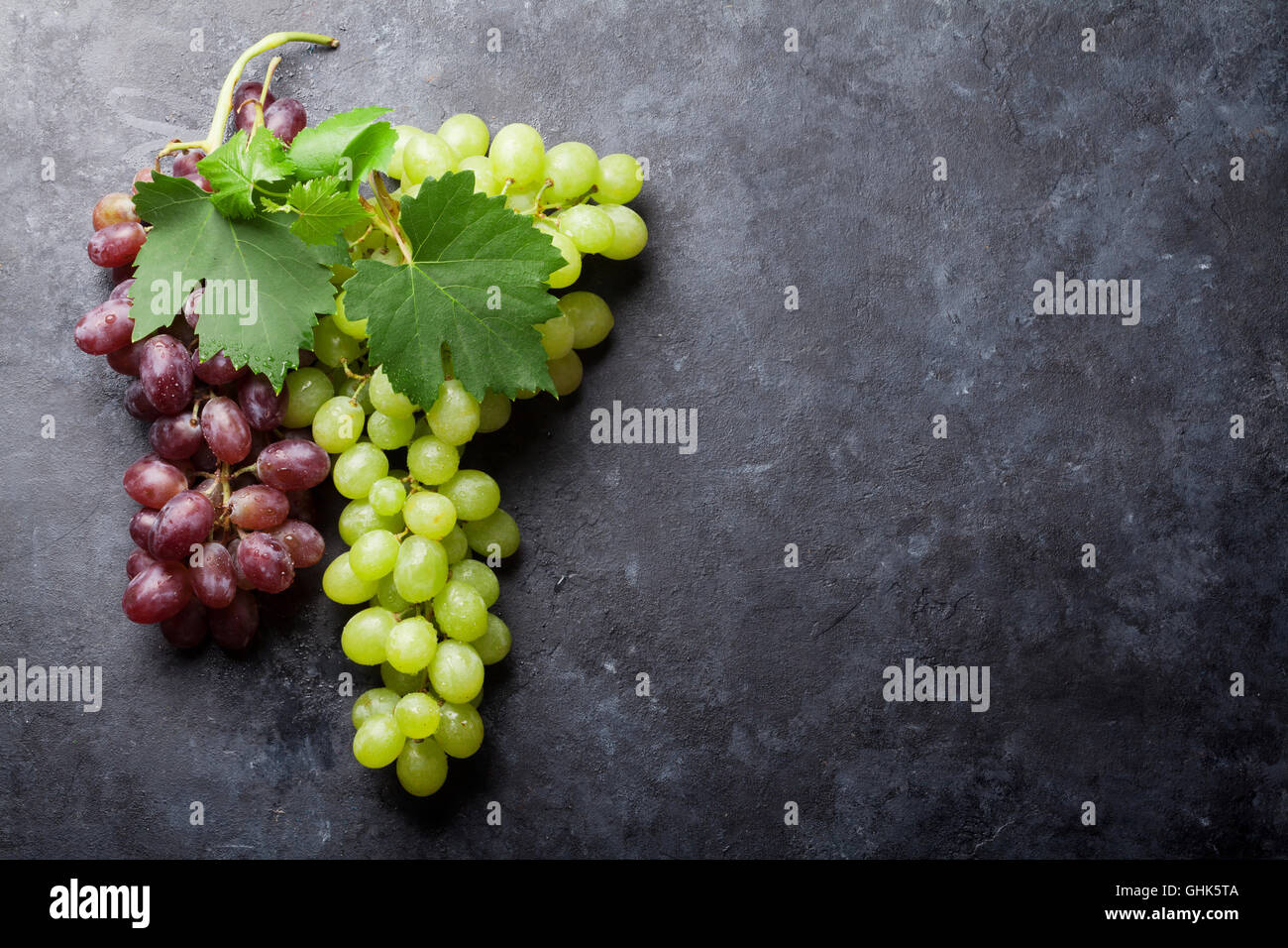 Red and white grapes over stone table. Top view with copy space Stock ...