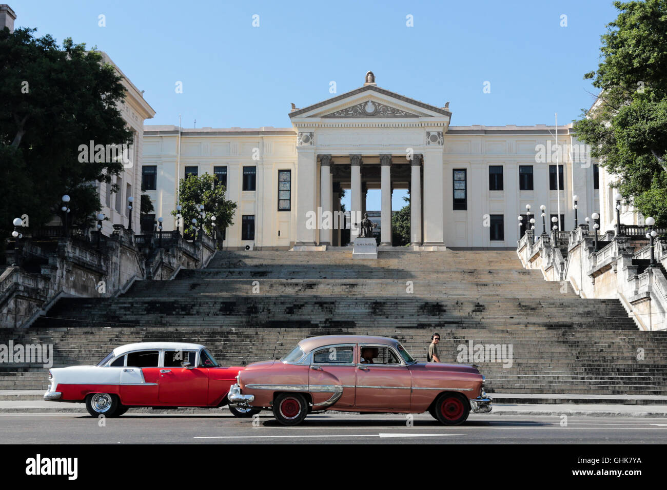 The university of Havana with typical Cuban cars Stock Photo - Alamy