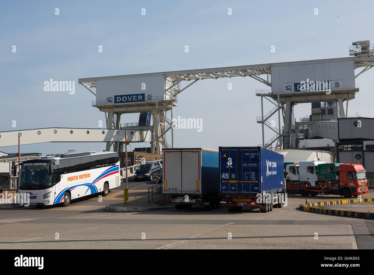 Bus loading hi-res stock photography and images - Alamy
