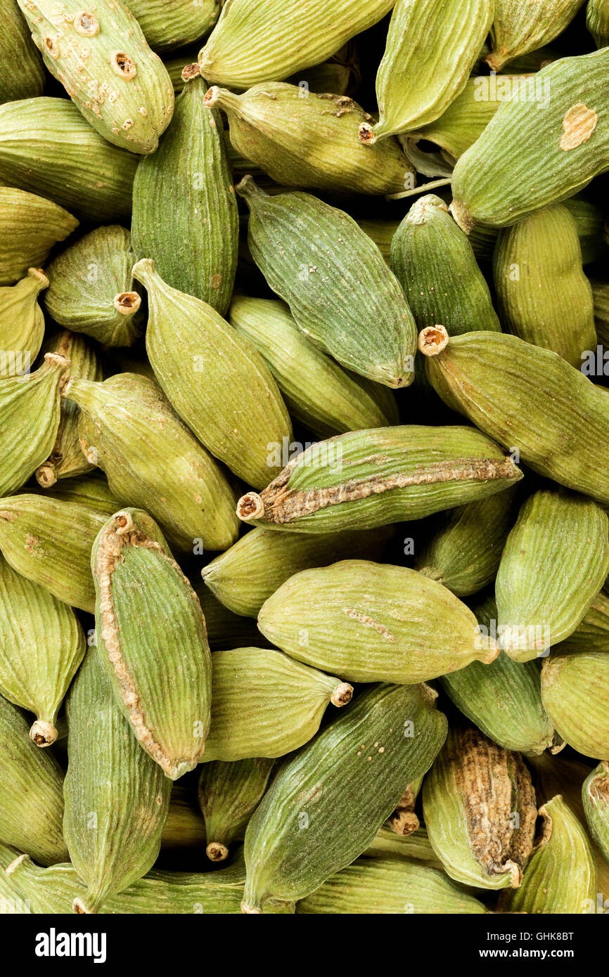 Green cardamom pods seeds close hi-res stock photography and images - Alamy