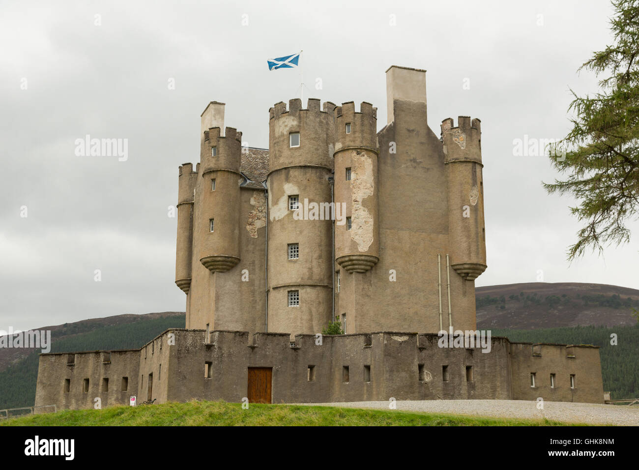 Braemar castle hi-res stock photography and images - Alamy