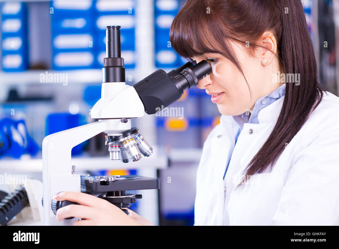 Look into microscope hi-res stock photography and images - Alamy