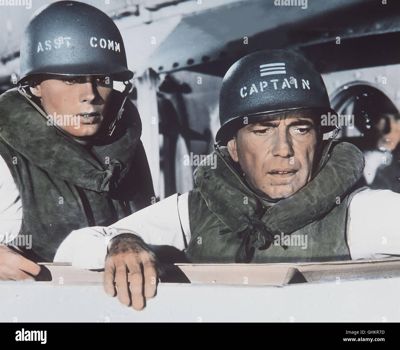 Zwei Offiziere entheben während des 2.Weltkrieges ihren Kapitän von ...