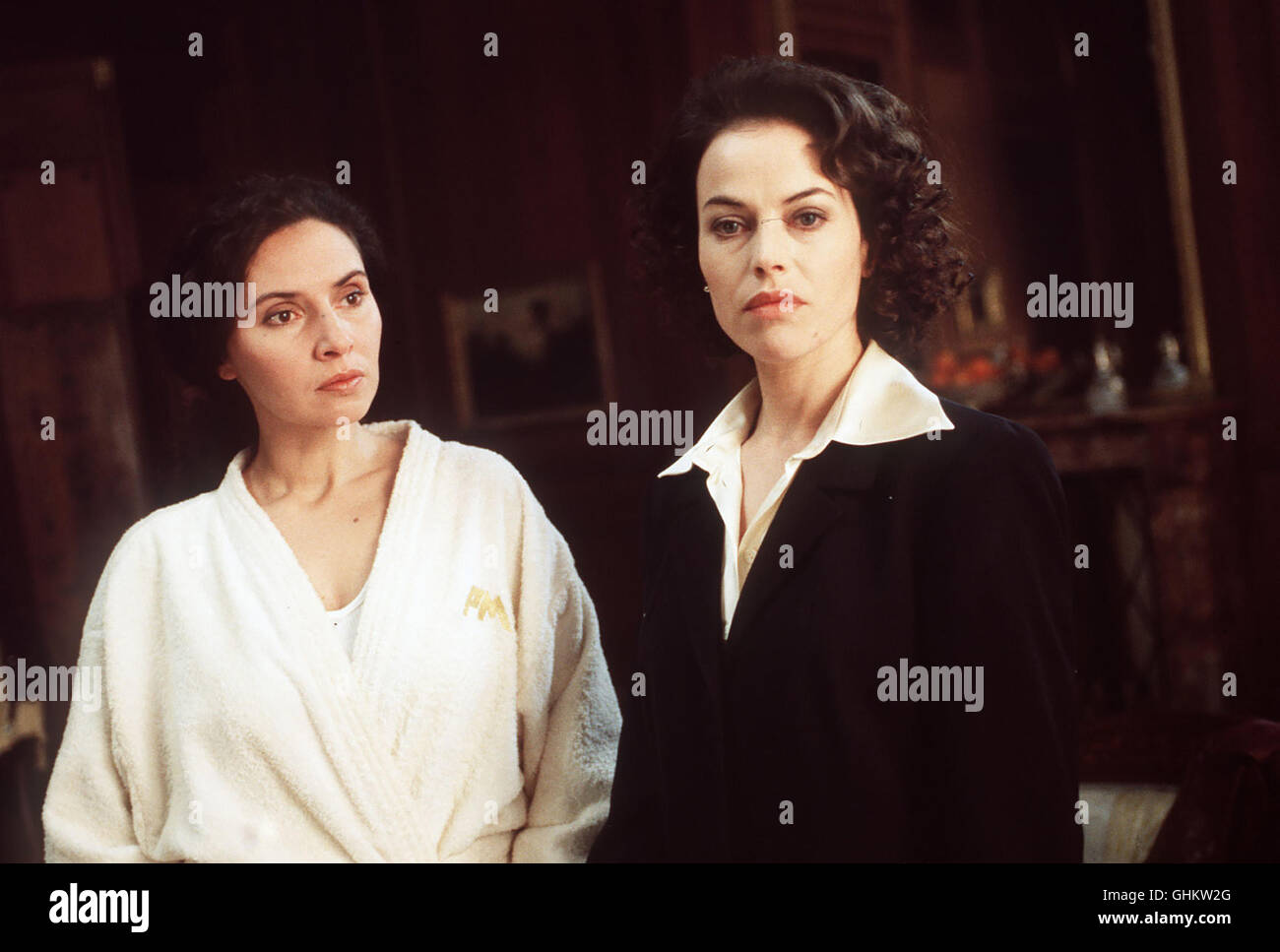 Die Halbschwester Julia (SABINE BERG, re.) beschuldigt Laura (LAURA DEL ...