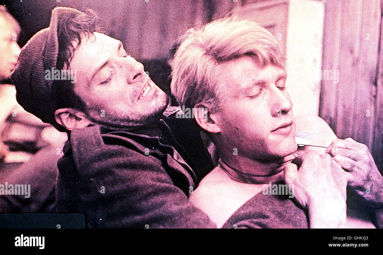 Billy Pilgrim (MICHAEL SACKS, r.) mußte als amerikanischer GI in einem ...