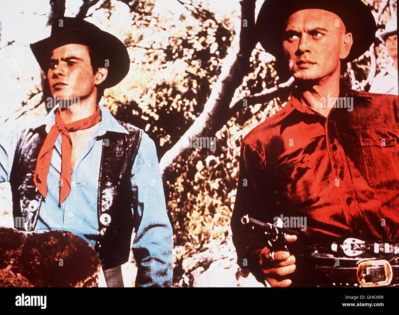 Ein mexikanisches Dorf wird regelmäßig von Banditen überfallen und ...