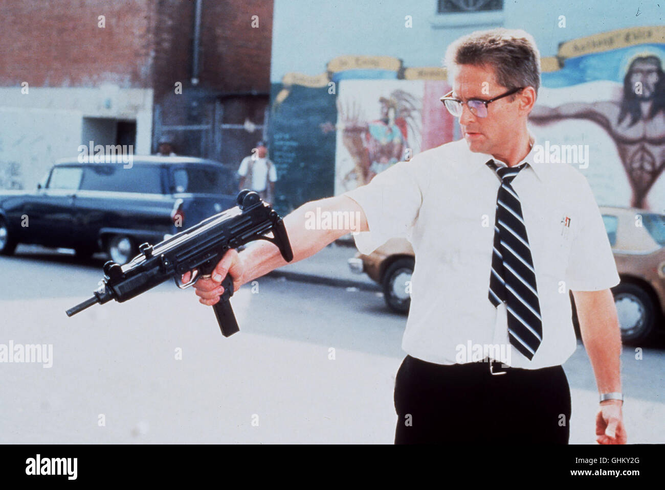 D-Fens (MICHAEL DOUGLAS), beruflich und privat gescheitert, beginnt ...