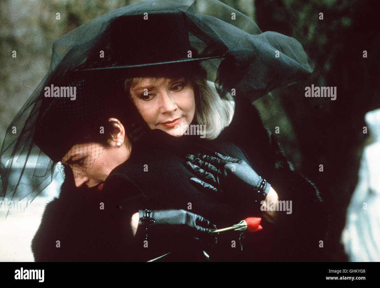 Der Tod kommt auf sechs Beinen Amy Marks (OLIVIA HUSSEY) und Tante ...