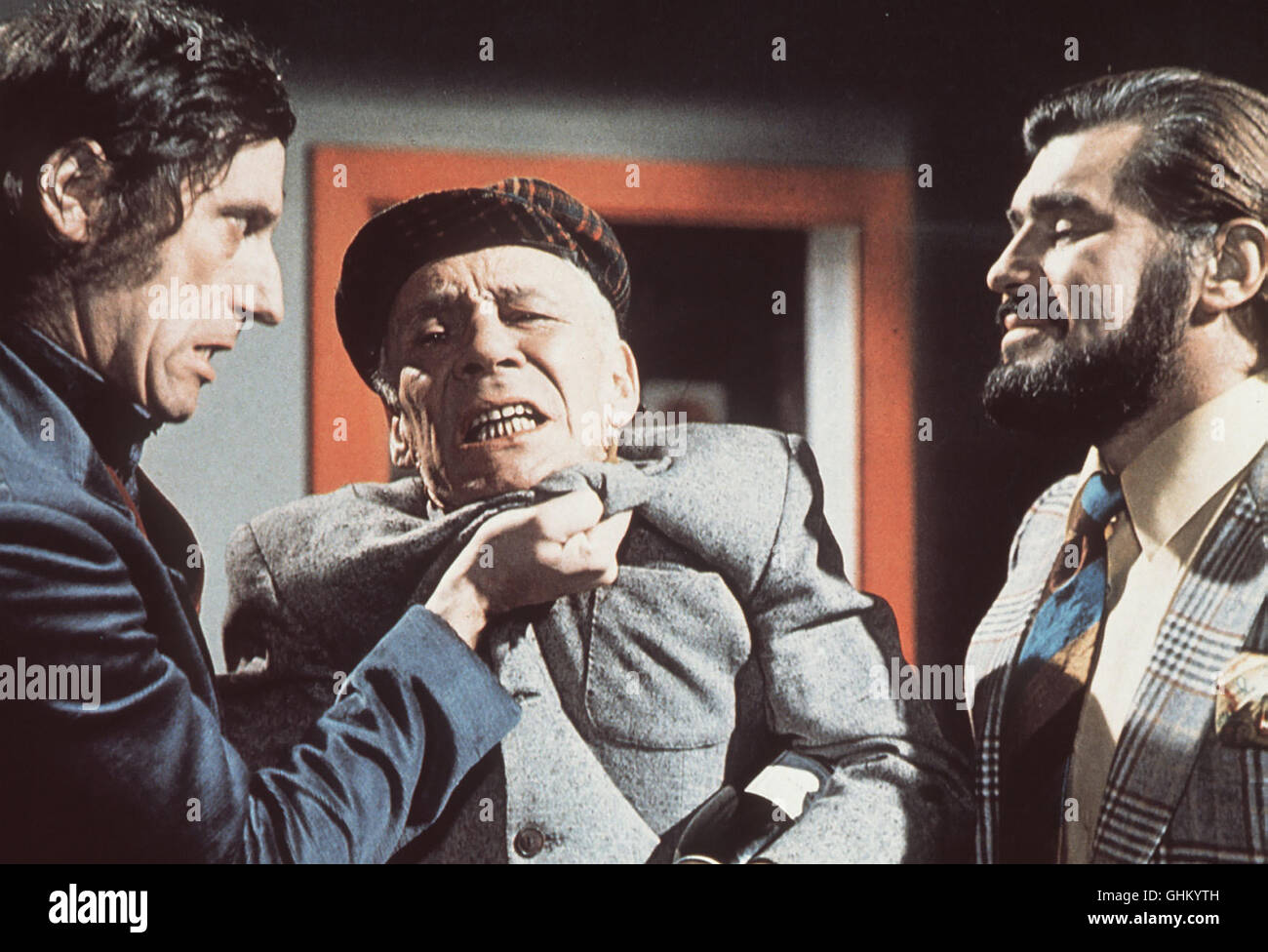 Luigi Pinelli (HERBERT FUX,l )und Dandy (MARIO ADORF,r) nehmen Pietsch ...