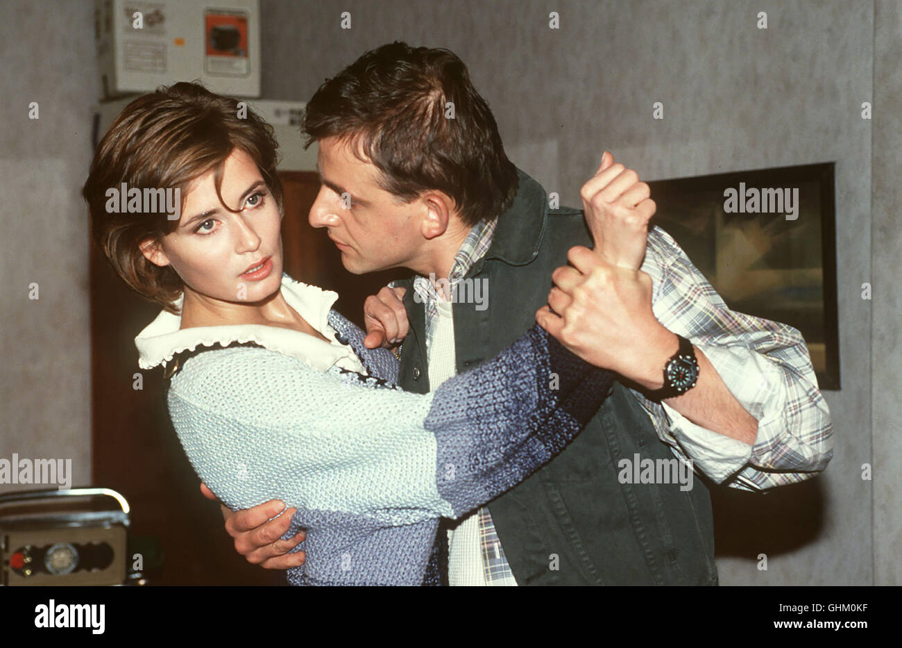 Als Alex Bronner entdeckt, daß hinter dem Verbrechen eine ganze ...