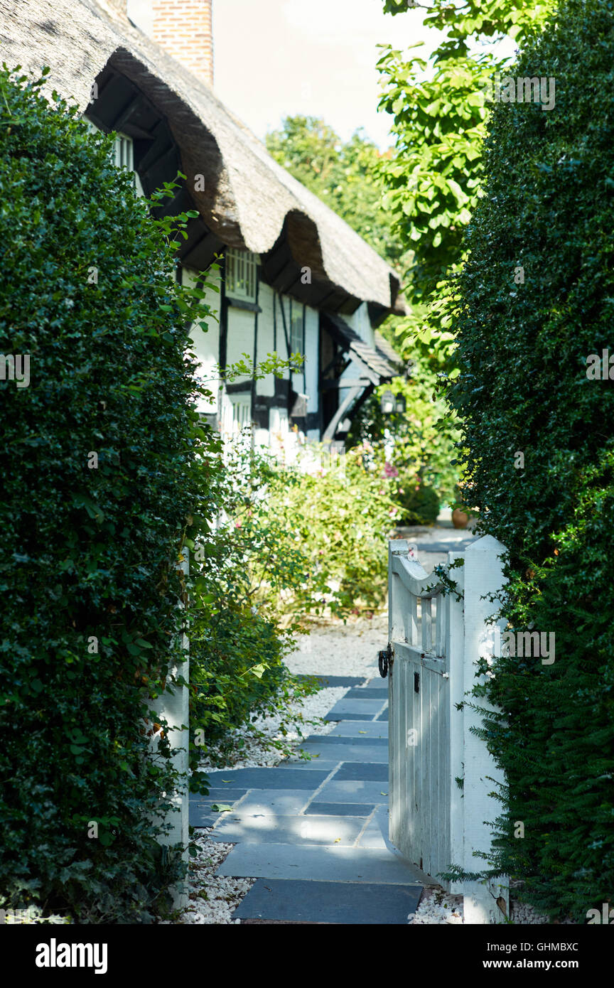 Cottage gate leading to thatched house Stock Photo - Alamy