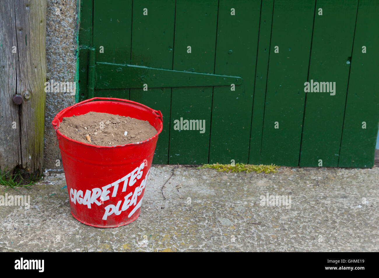 sand and cigerettes in a bucket Stock Photo - Alamy