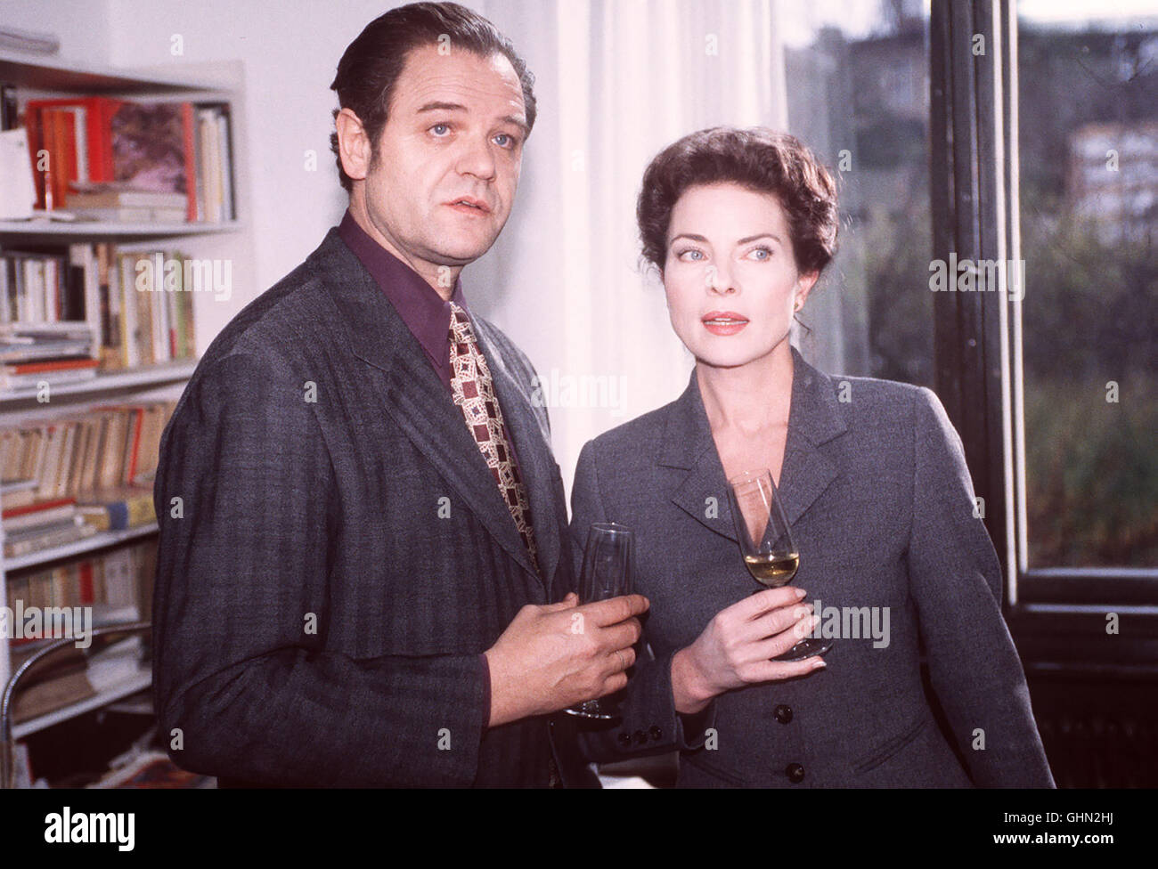 Martin Barnfeld (GUNTER BERGER) ist fasziniert von der intellektuellen ...