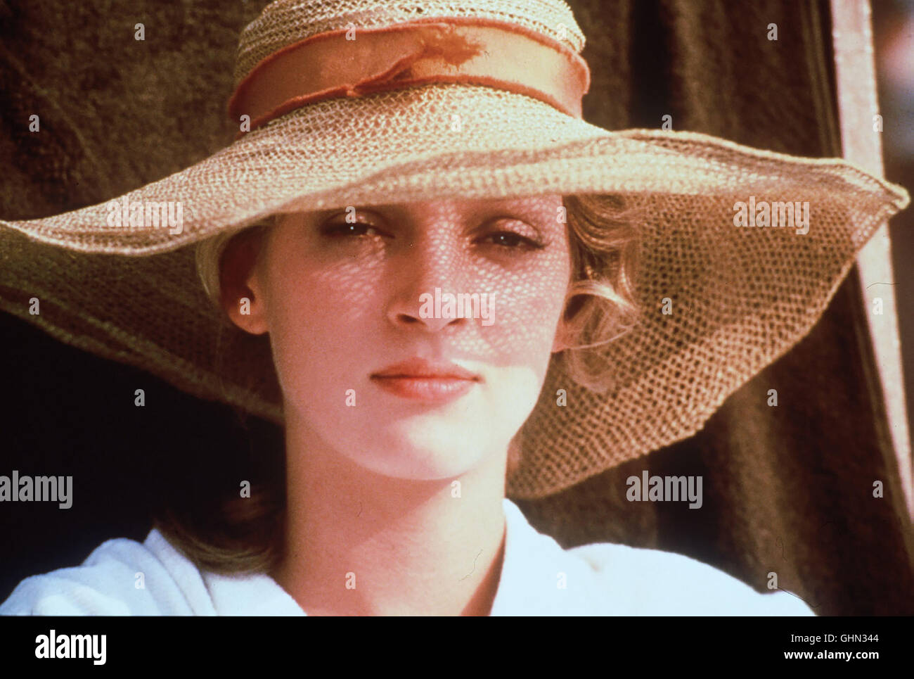 Aber da drängt sich die hübsche Miss Beaumont (UMA THURMANN), eine ...