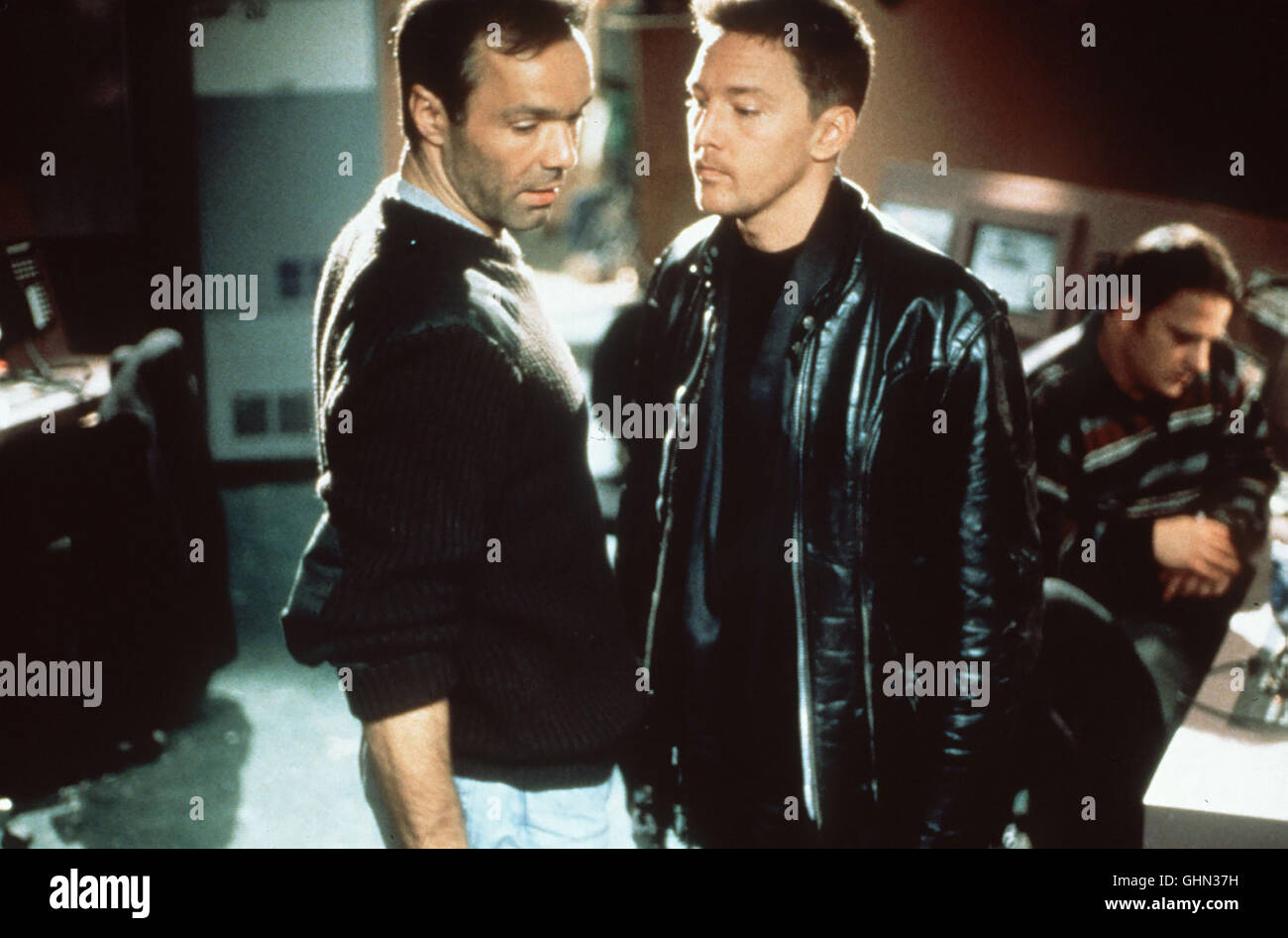 Alarm für Security 13 Mike (ANDREW McCARTHY, r.) und Jeff (HANNES ...