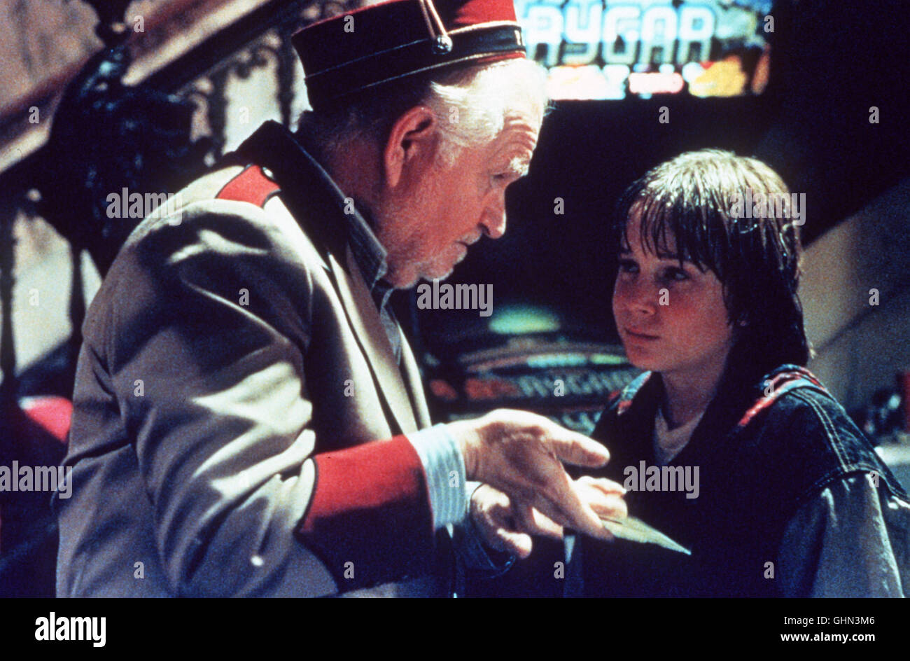 last action hero Danny schleicht sich trotz des Verbotes seiner Mutter ...