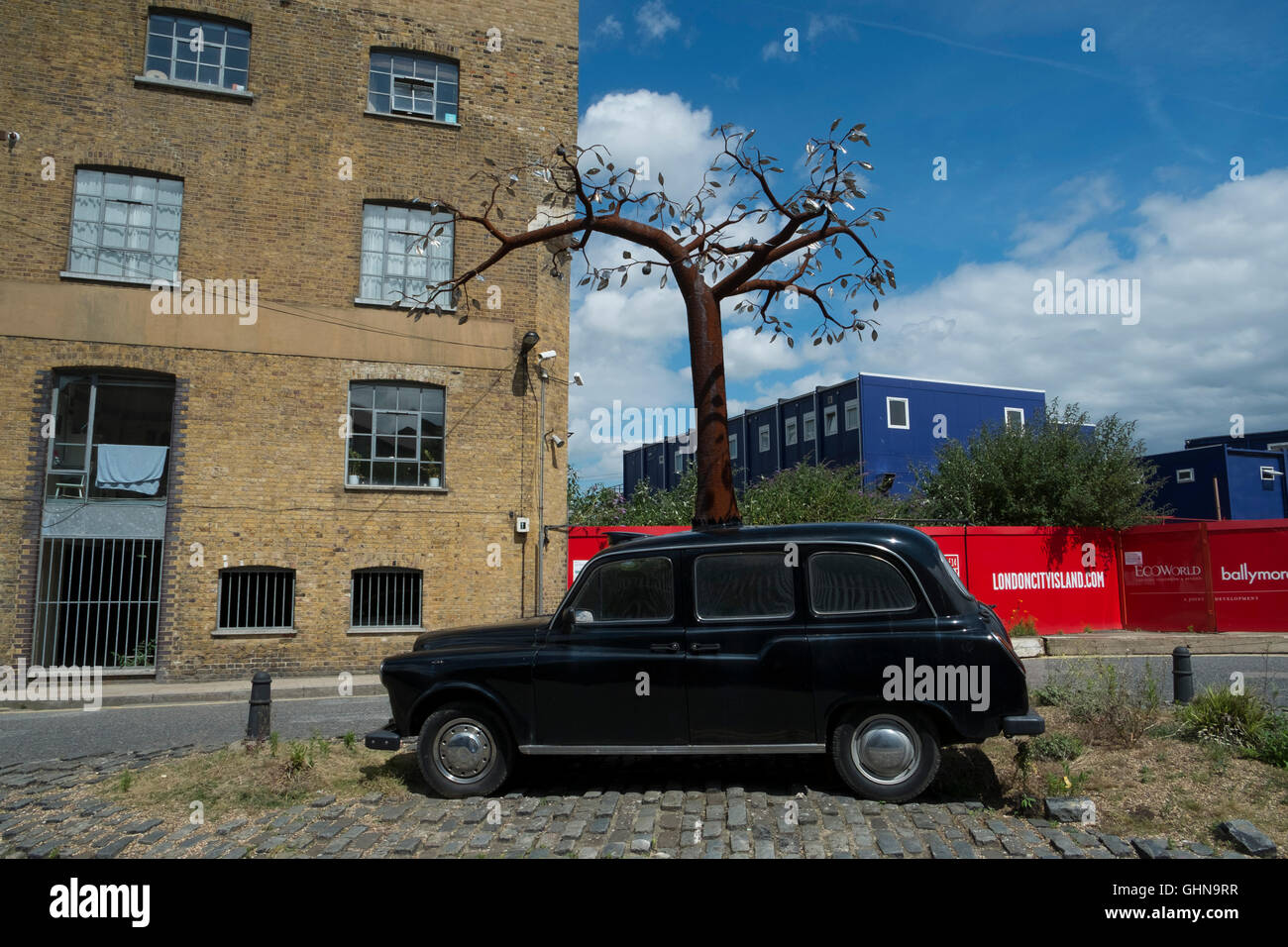 Black london taxi cab tree hi-res stock photography and images - Alamy