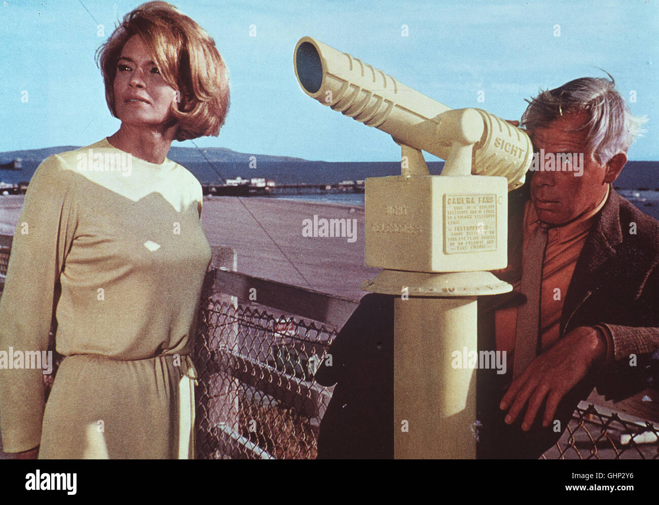 POINT BLANK Chris (ANGIE DICKINSON) und Walker (LEE MARVIN) verfolgen ...