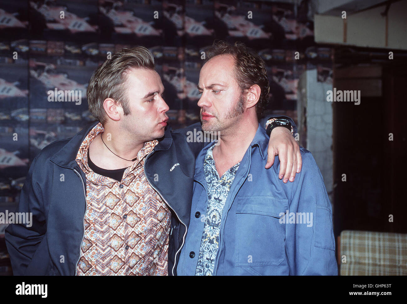 Szene mit Franz Zucker (UWE OCHSENKNECHT,r) und Benny Zucker (FRANK ...