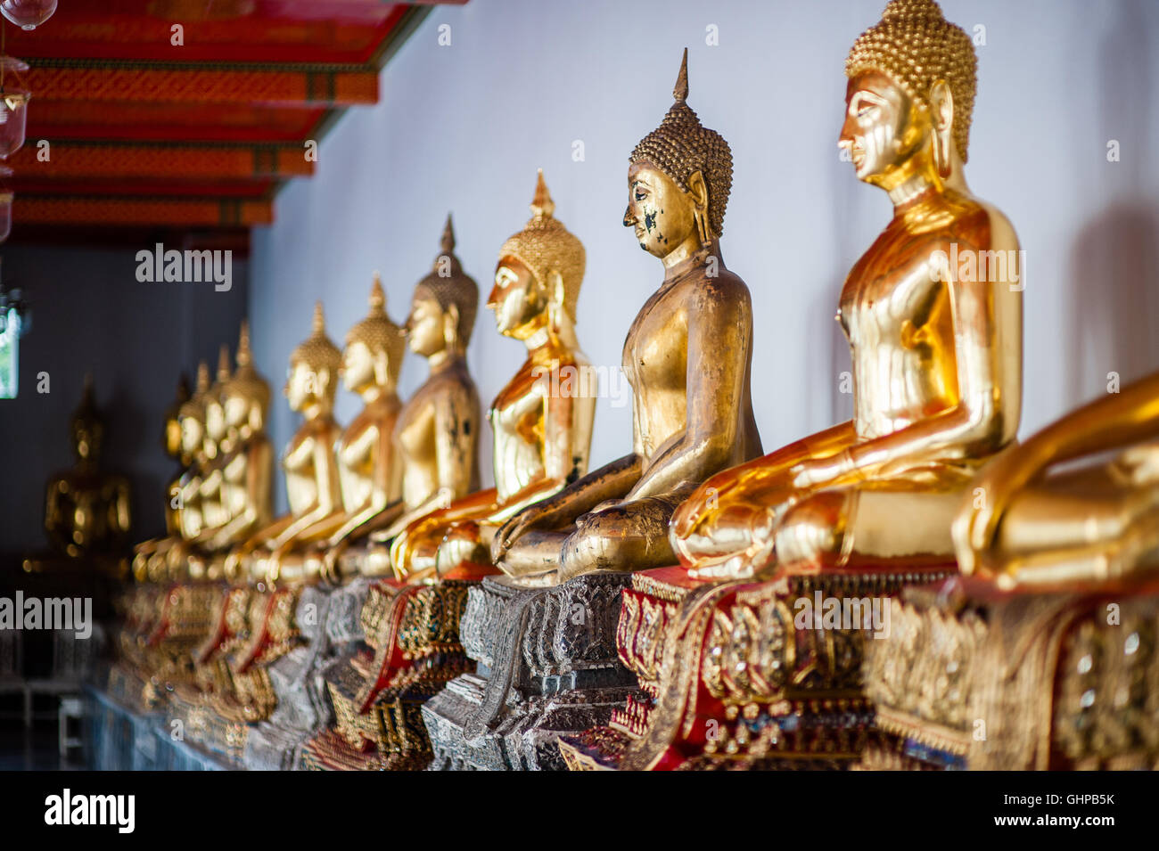 Sitting statues hi-res stock photography and images - Alamy