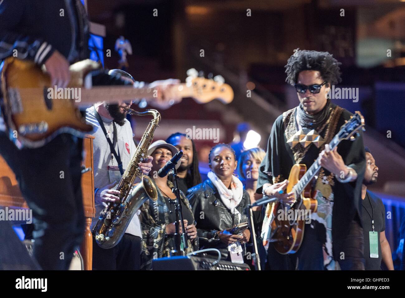 Singer Lenny Kravitz during a sound check before the start of the third ...