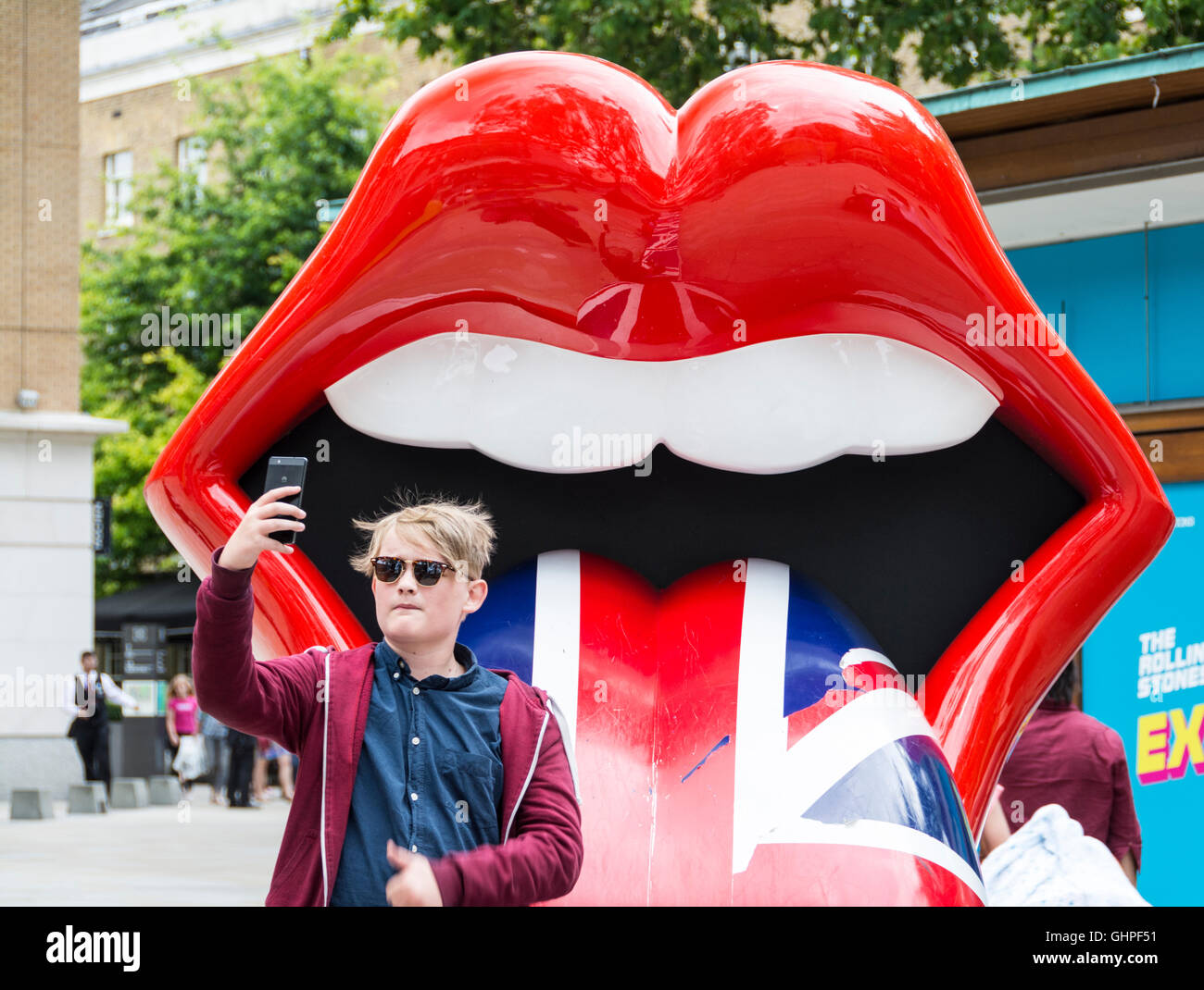 Teen art gallery hi-res stock photography and images - Alamy