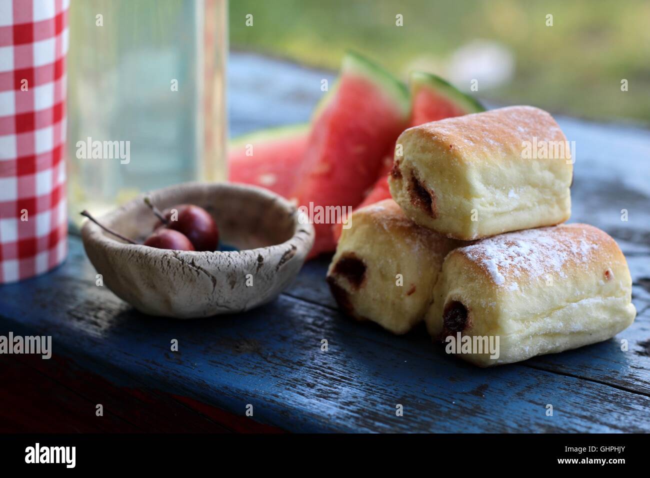 Picnic bench food hi-res stock photography and images - Alamy